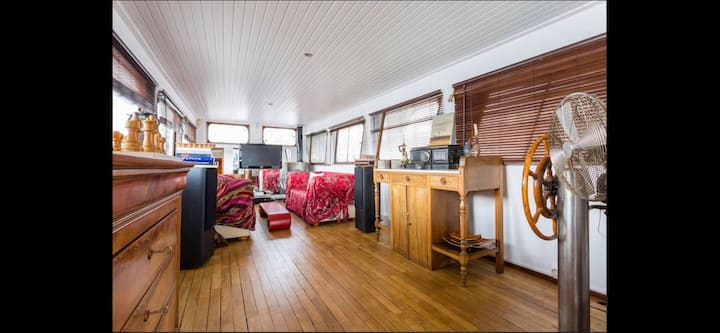 16 Best Airbnb Houseboat Rentals In Paris - Updated 2023 | Trip101