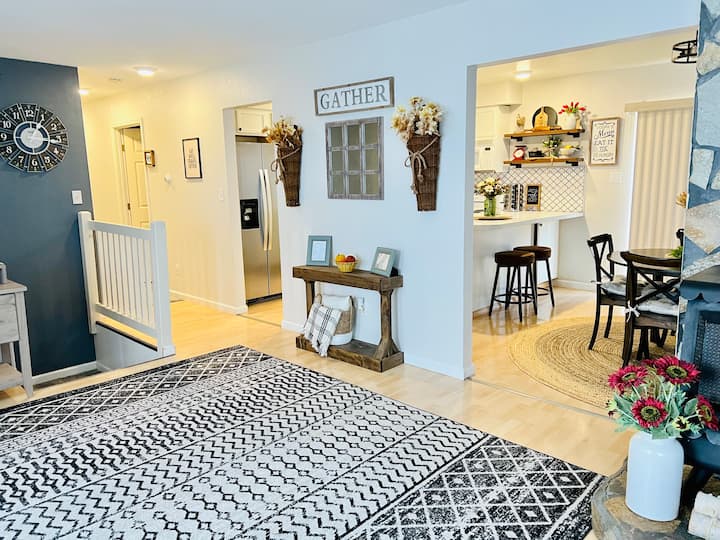 Upper Grape, Midtown Home - 2bed & 1bath - Anchorage, AK