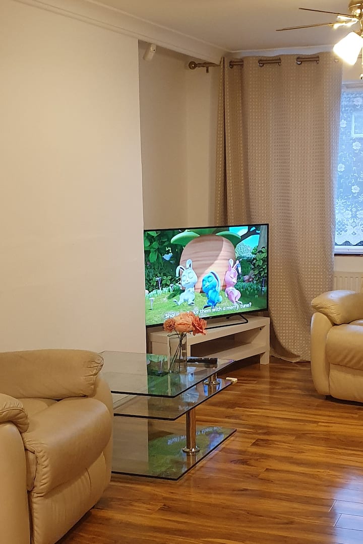 Offering Cheerfull And Spacious Rooms Throught This 3 Bed Room Semi Detached House With Large Garden And Off-street Parking. - Croydon