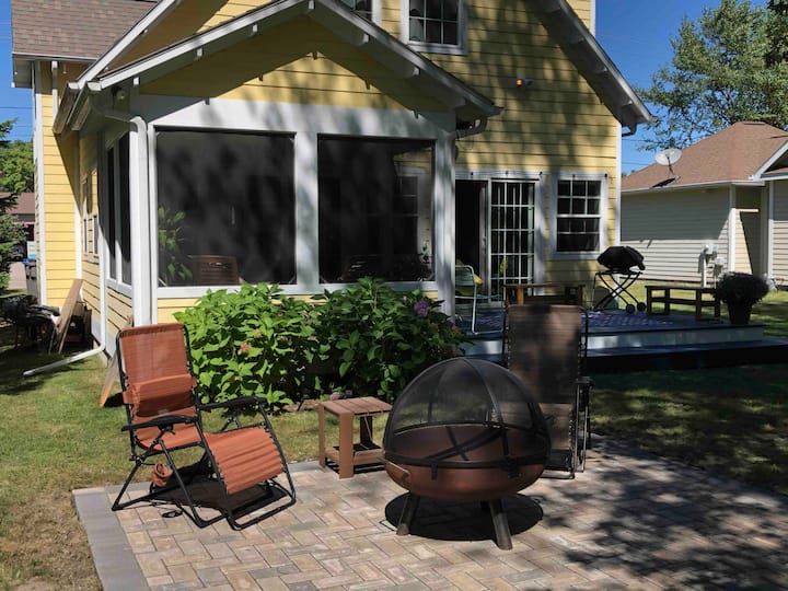 Entire Quiet House W/ Screened Porch & Firepit 🙂 - New Buffalo, MI