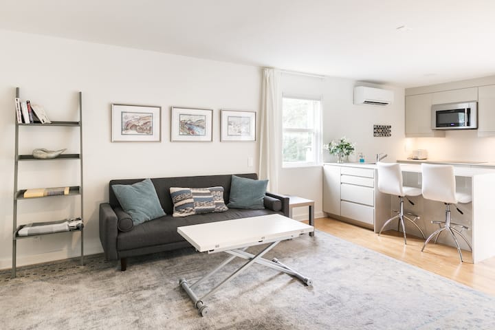 1 Queen Bed Studio In The Treetops - Toronto