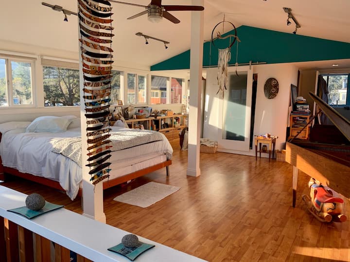 Houseboat
4 Dayshoots Or
28 Day Min Stay
W/ Cat - Tiburon