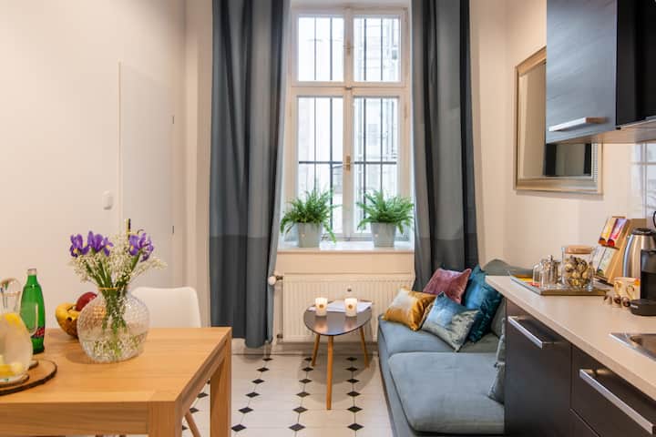 Modern Lesser Town Apartment  With Balcony Nr.2 - Praag
