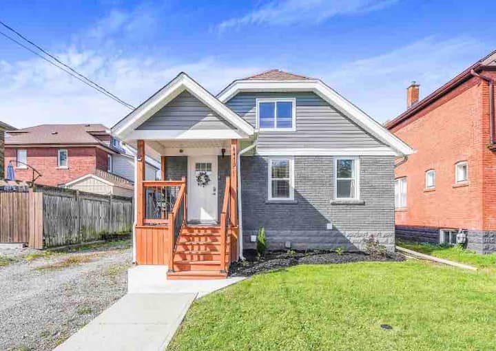 Modern Niagara Getaway! (5 Minutes From The Falls) - Niagara Falls
