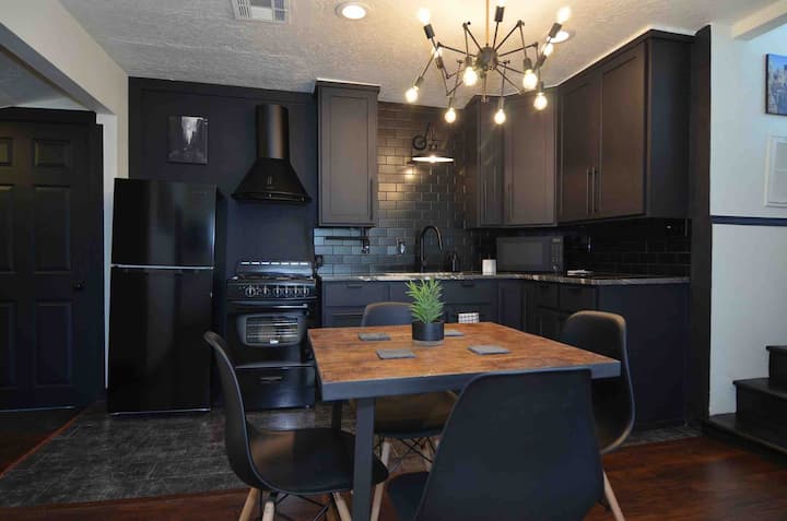 Nice Townhome In The Pearl, Two Blocks To Downtown - Tulsa, OK