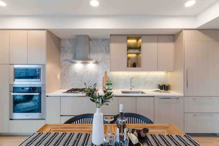 Location & View - Charming 2bed/2bath Yaletown - Vancouver