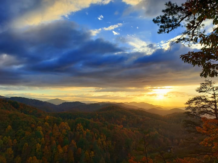 The Burrows - Pickleball Court, Firepit & Mt Views - Pigeon Forge, TN