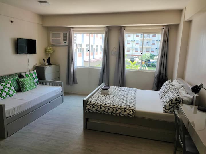 227 Ayala Studio Condo For 4, Mall, Pool, Washer - Bacolod