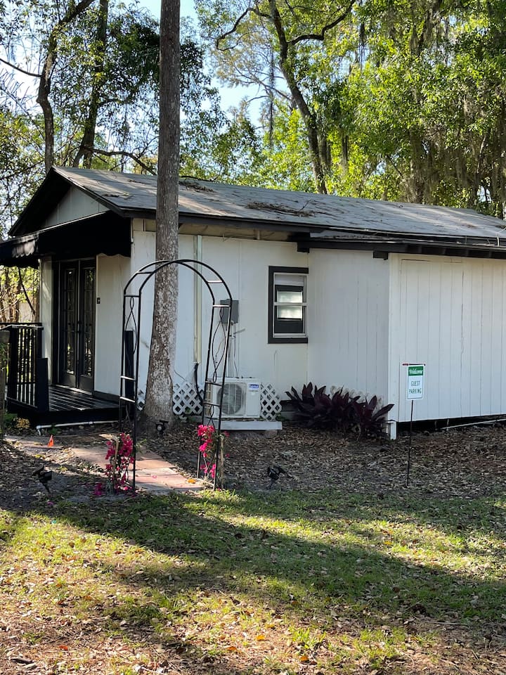 Adorable Lakefront Pool Cottage - Keystone, FL