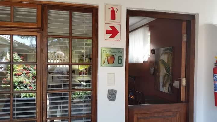 Honey Pot Guest House - Family Unit Ensuite Room 6 - 움랑가