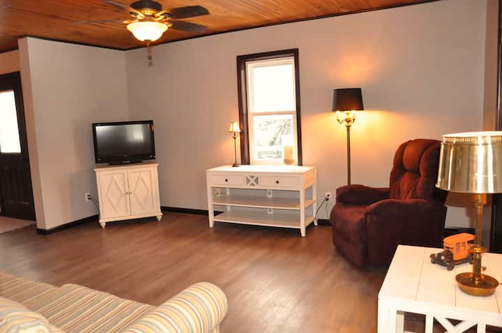 The Hilltop Hideaway - Close To Lake Mi Beaches! - Michigan