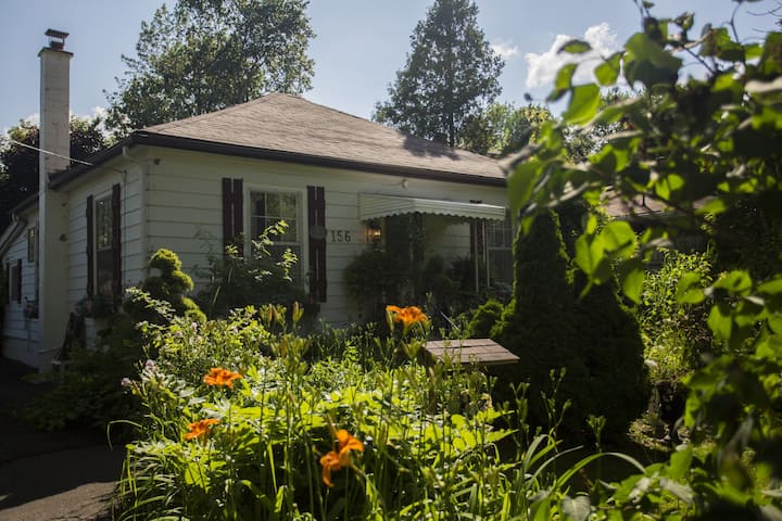 Niagara Heritage Cottage Rental In A Mini Forest - Niagara-on-the-Lake