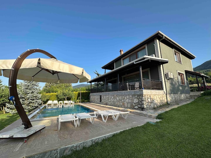 Göl Manzaralı ÖZel Isıtmalı Havuzlu Müstakil Villa - Kartepe