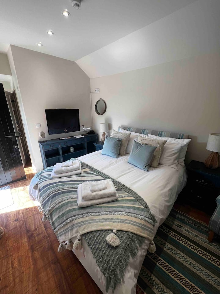 Courtyard Room 3 - Chic Cosy King En-suite - Brightlingsea
