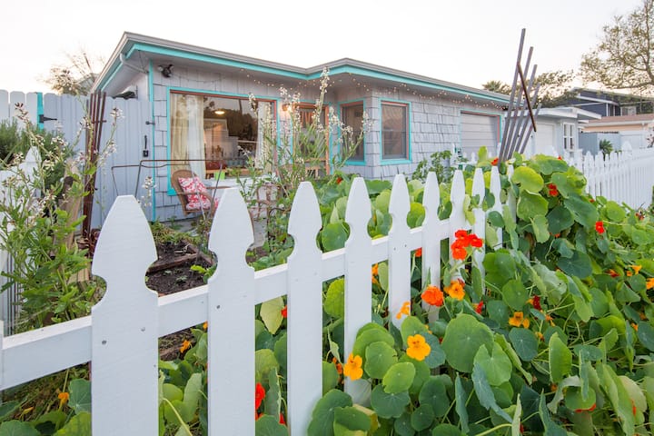 Mid-century Modest. 1 Block To Pierpont Beach. - Ventura, CA