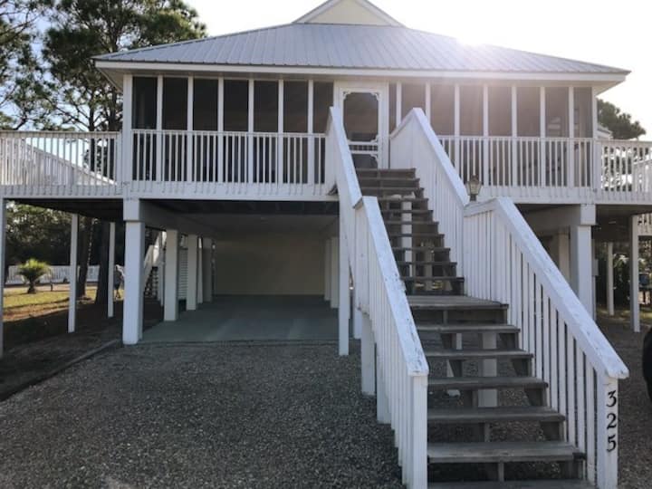 Halfmoon Haven. Bayside Home 8 Minute Walk 2 Beach - St. George Island, FL
