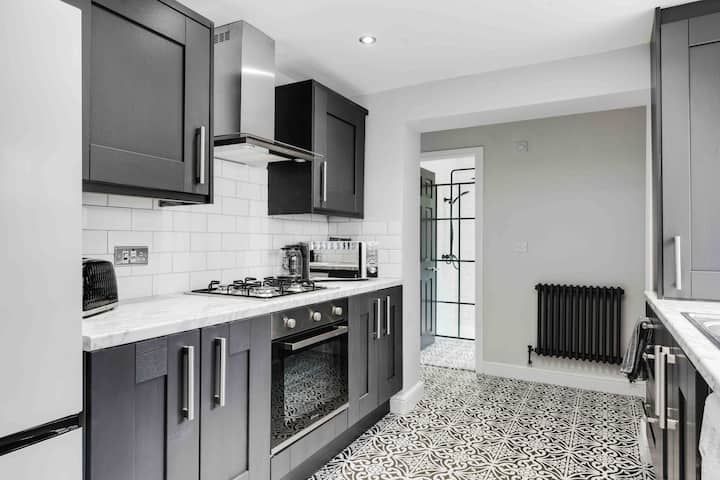 4 Bedroom Stylish Home Central Location - Wirral
