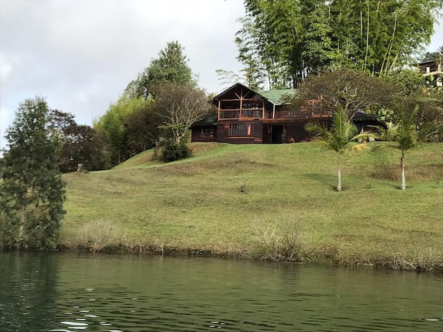 Hermosa Cabaña tipo chalet al lado del lago - Cabins for Rent in ...