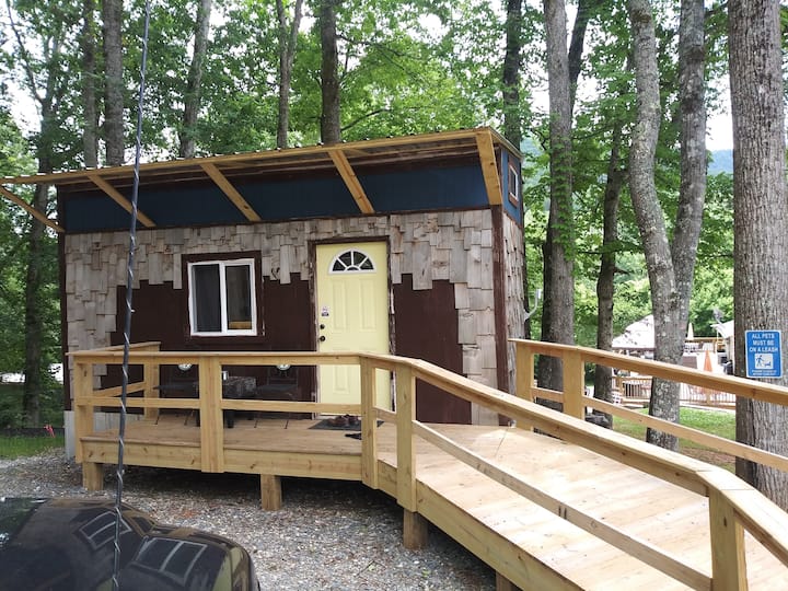 "Tohidu" Tiny Home On 11 Acre Pastoral Farm - Bryson City, NC