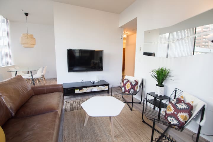Sunny Central Downtown Spot Sleeps Four! - Vancouver