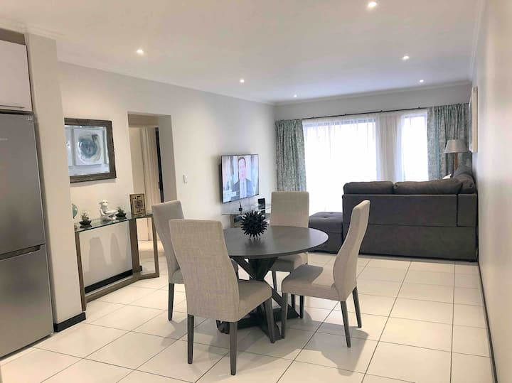 Opulent And Charming Modern Apartment In Lonehill. - South Africa
