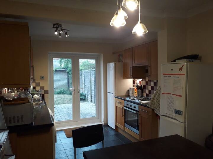 Huge Master Bedroom In Comfy Warm Modern Home - Southampton