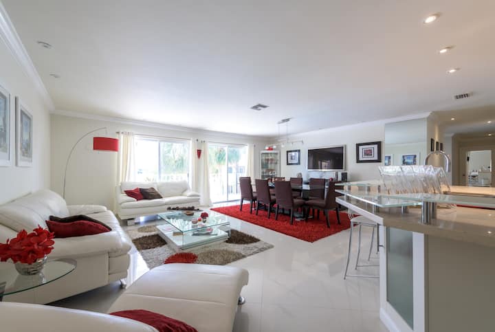 Modern 2bedroom Apt With Lake View - Pompano Beach, FL