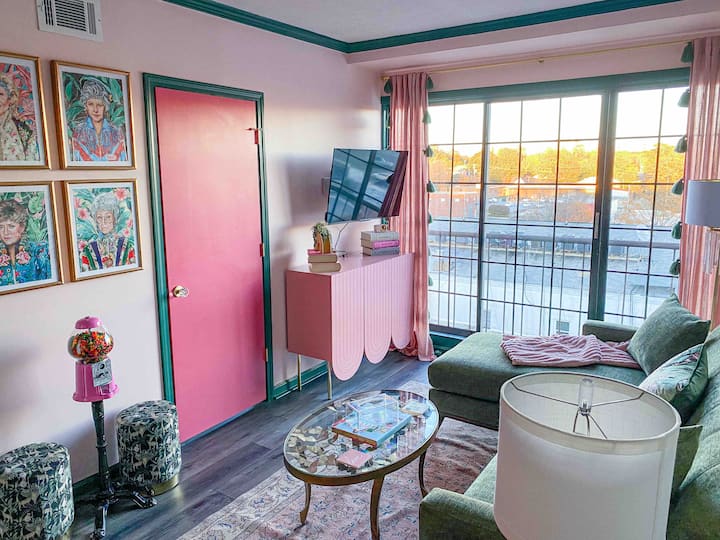 Golden Girls Themed No Cleaning Fee/free Parking - Columbia, SC
