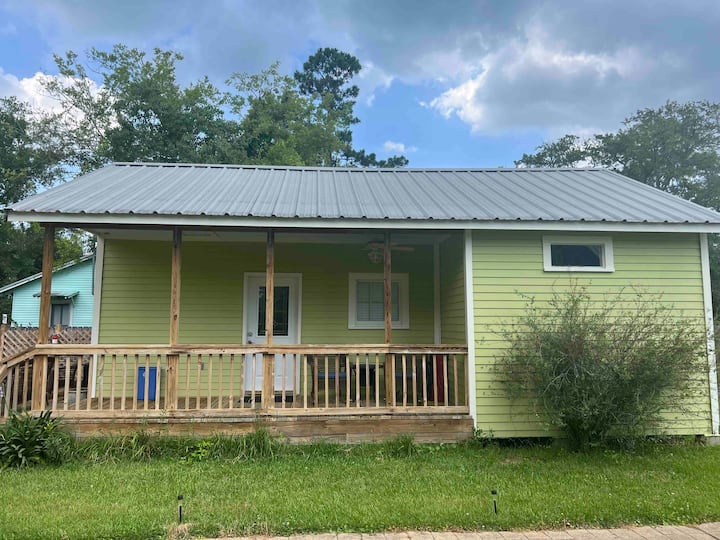 Pontchartrain Winds Green Cottage - Mandeville, LA