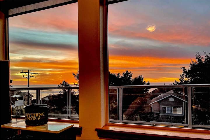 Views, Surf Sounds, Decks Beach House. - Lincoln City, OR