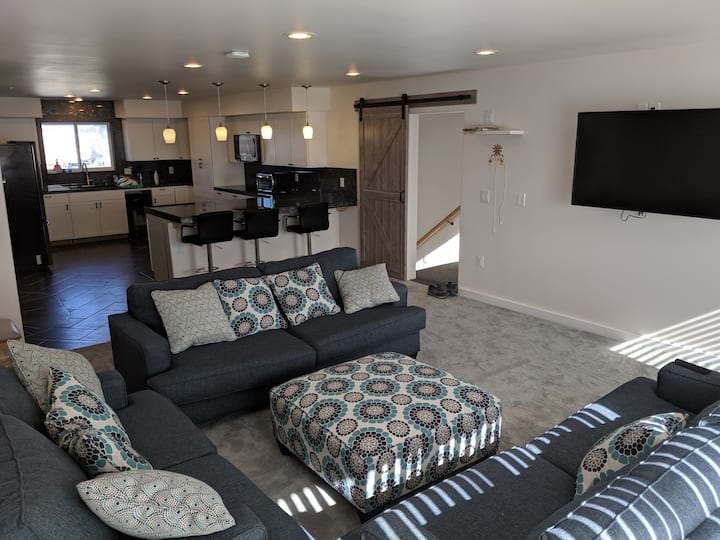 9 Room Borialis’s House Crew Housing $111 Nightly! - Fairbanks, AK
