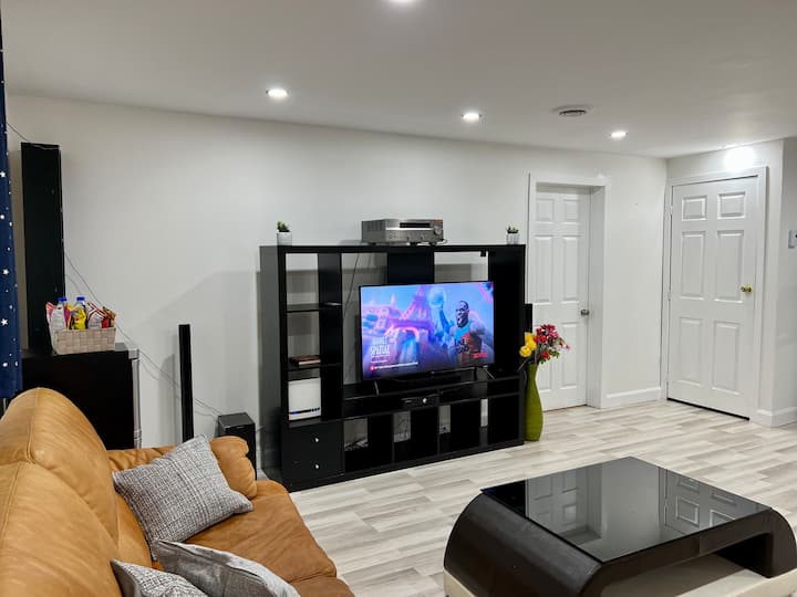 Entire Nice Basement! - Mirabel