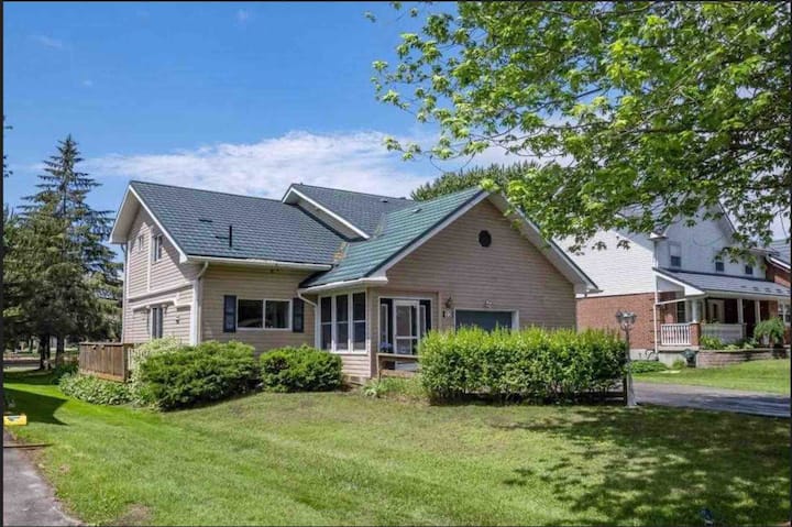 Bright Modern 4-bedroom Cottage W/ Hot Tub - Kawartha Lakes