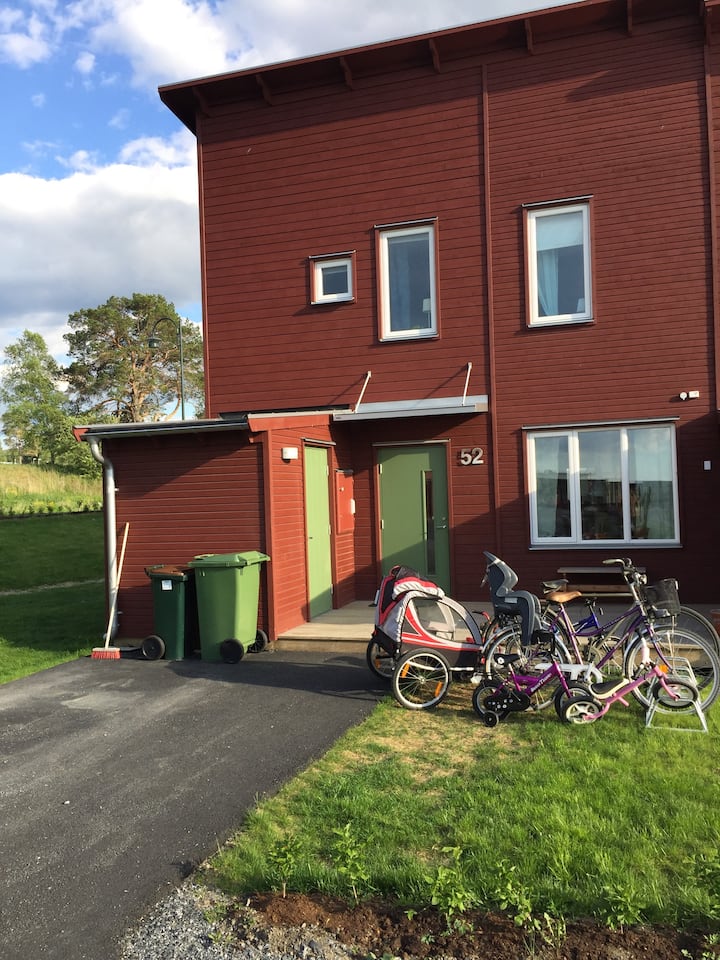 Fint Och Rymligt Radhus Med Centralt Läge! -