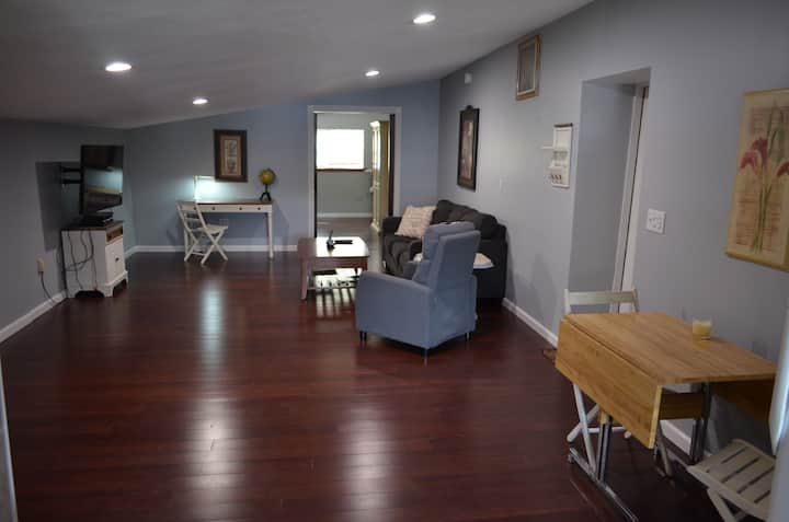 Spacious Private 1br Apt King Bed Jacuzzi Roku Tvs - Oswego, NY