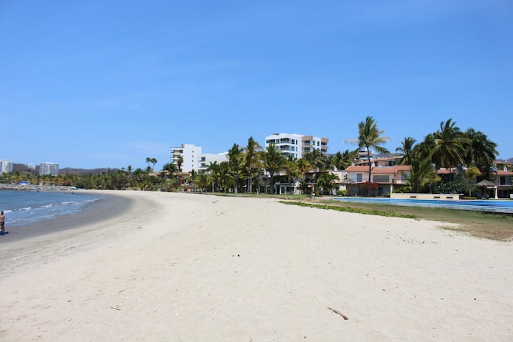 Beach Front, Pelicanos (Santuarios De La Bahia) - Bucerías