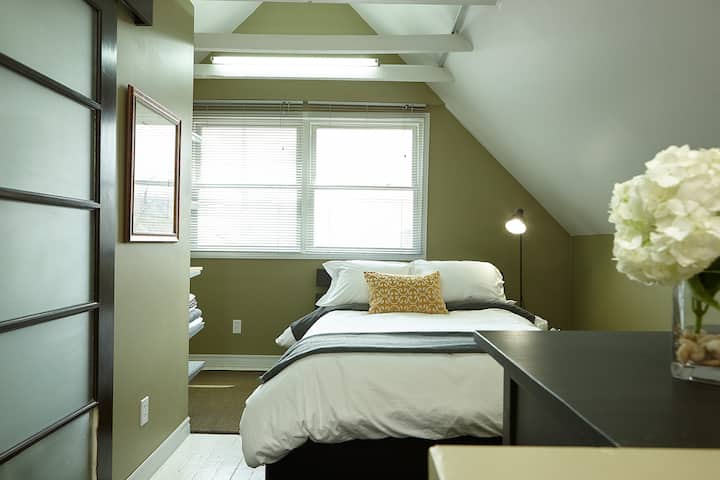Cozy Modern Loft - Hamilton