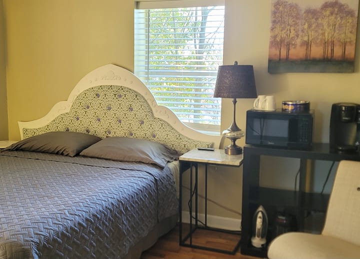 Vintage Style Room With Spacious Bath. - Atlanta, GA