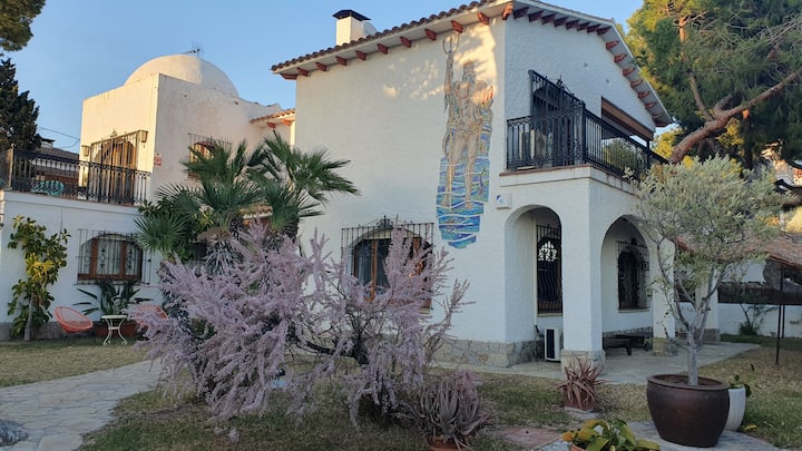 Villa Con Encanto Junto 
Al Mar Cerca D Barcelona. - Comarruga
