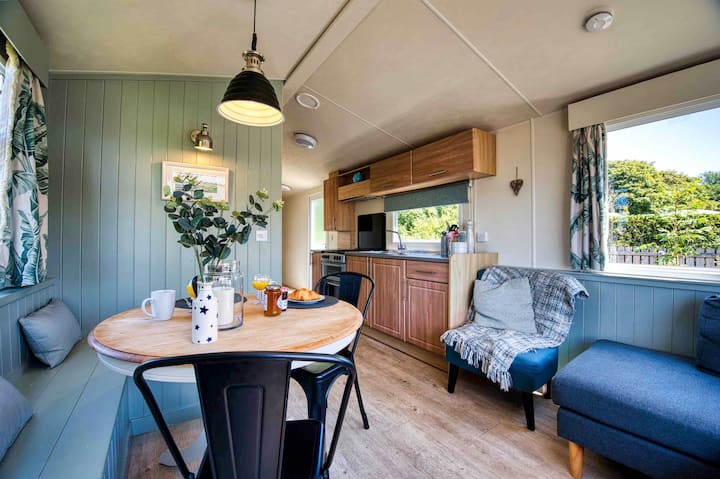 Sleeps 6, Walk To Pubs & Village, Nearby Beaches - Devon