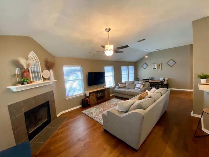 Entire Family Home! 4bd/2bath Centrally Located! - San Antonio, TX