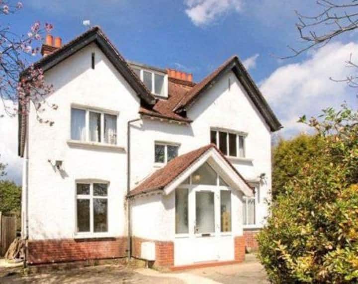 Good Value Accommodation In Scenic Surrey Location - Redhill