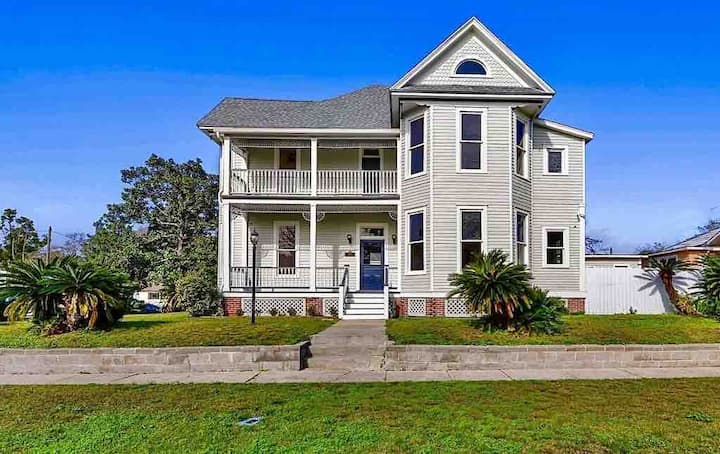 Beach Modern Victorian Retreat,walk To Beach 14ppl - Gulfport, MS