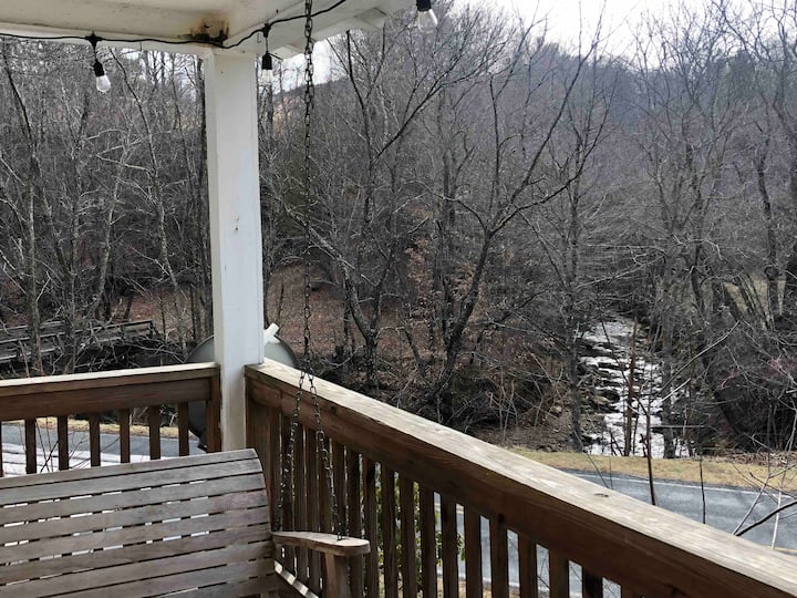 *Summertime Discounts*
1940s Creekside Farmhouse - New River State Park, Laurel Springs
