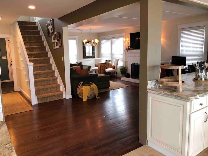 Gorgeous, Luxury, Direct Waterfront Beach Cottage! - Branford, CT