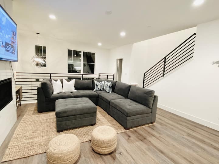 Masterpiece Townhome Steps To The Beach - Carlsbad, CA