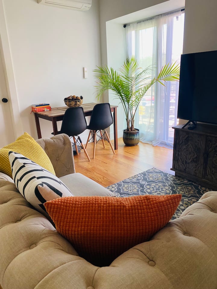 Sunny Bedroom With A Balcony In Bed-stuy Brooklyn - New York City