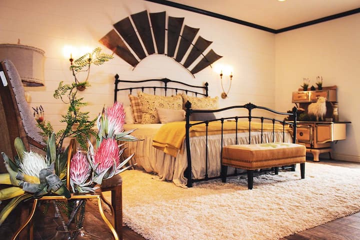 The Lourdaise (Private Suite) Downtown Comfort - Comfort, TX