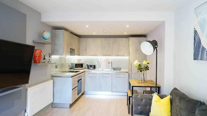 Stunning 1 Bedroom Apartment With Courtyard - Bedford