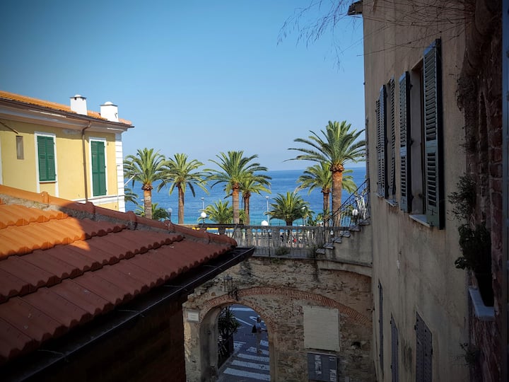 In Historischen Gebäude Mit Blick Auf Das Meer - Spotorno